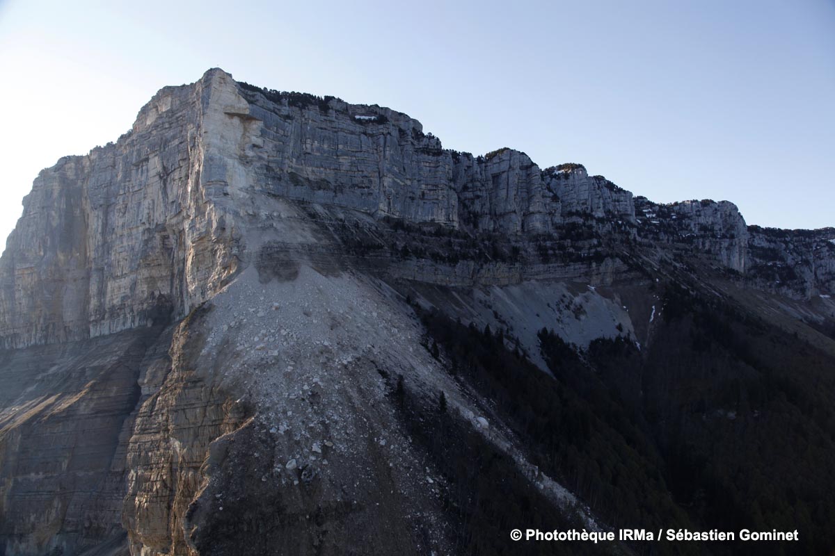 ENTREMONT-LE-VIEUX : éboulement - Catastrophes naturelles - Niche d ...